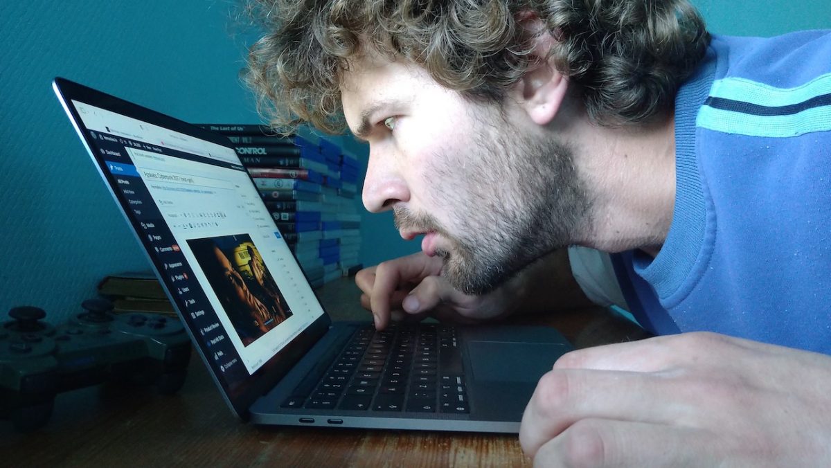 Oskars brūvē Cyberpunk 2077 apskatu – konsoles.lv